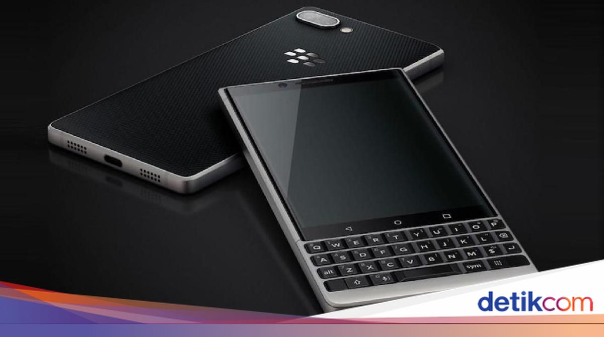 Menebak HP BlackBerry yang Ditenteng Menlu Retno Marsudi