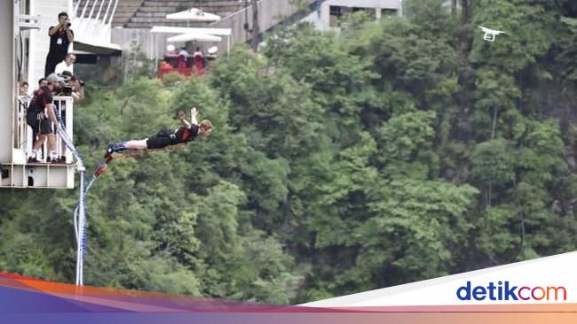 Bungee Jumping Tertinggi Dunia di Jembatan Kaca Tertinggi Bungee Jumping Tertinggi Dunia di Jembatan Kaca Tertinggi