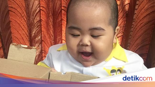 Gemas! Begini Gaya Makan Tatan, Selebgram Balita Bertubuh Gempal