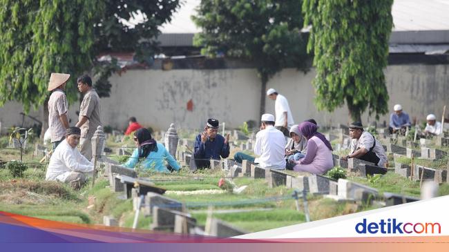 Lebaran, TPU Utan Kayu Ramai Didatangi Peziarah