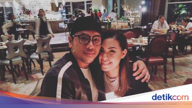 Pose Manis Sammy Simorangkir Saat Makan Bersama Istri dan Keluarga