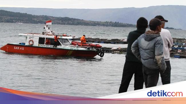 KTP hingga Tas Penumpang Kapal Tenggelam Ditemukan di Danau Toba
