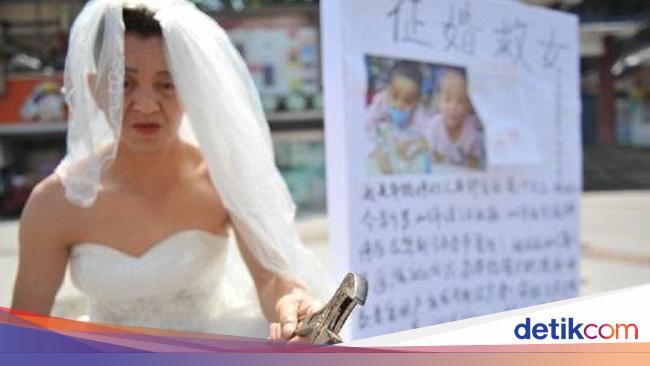 Ada Kisah Haru di Balik Seorang Ayah yang Rela Pakai Gaun Pengantin Ada Kisah Haru di Balik Seorang Ayah yang Rela Pakai Gaun Pengantin