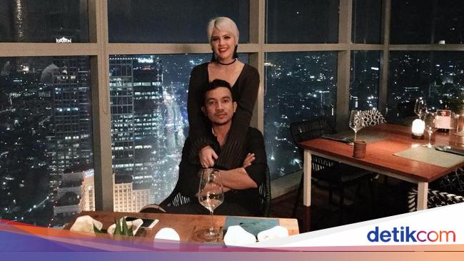 Romantis! Momen Saat Ricky Komo 'Katakan Putus', Makan Bersama Sang Istri