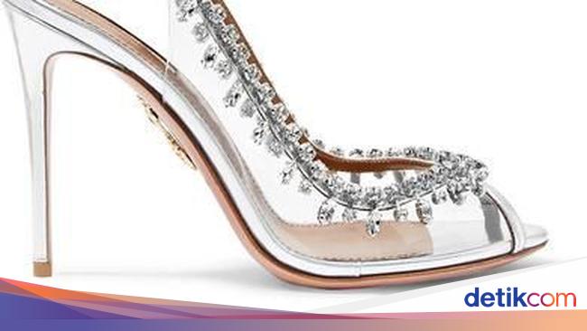 5 Sepatu 'Kaca' yang Bikin Kamu Merasa Seperti Cinderella