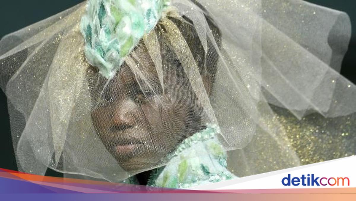 Adut Bior, Model Kulit Hitam yang Cetak Sejarah di Fashion Show Chanel