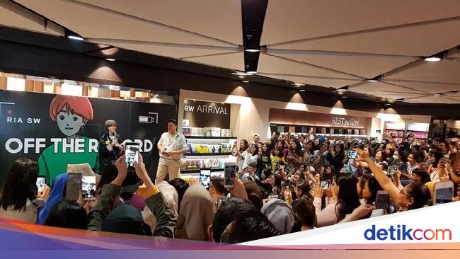 Buku 'Off The Record' Karya YouTuber Ria SW Naik Cetak ke-7