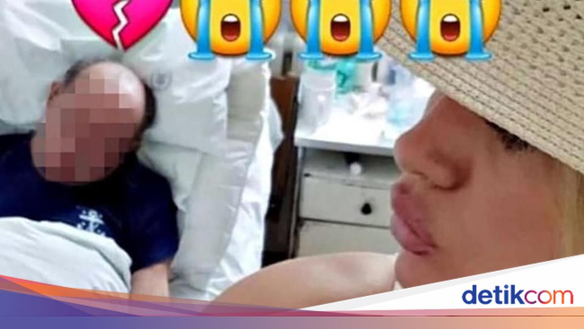 Netizen Geram, Model Ini Pose Duck Face Dengan Jenazah Ayahnya