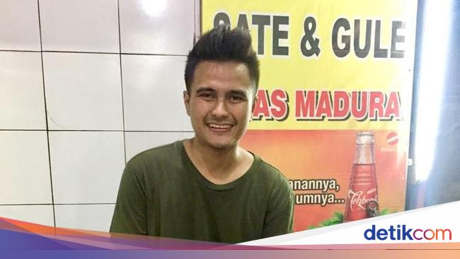 Ini Tukang Sate Ganteng Dari Bali yang Bikin Wanita Kepincut