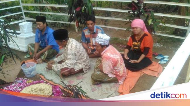 Viral Jamur Raksasa Tumbuh di Atas Makam, Ini Penjelasan Ilmiahnya