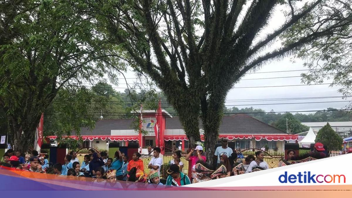 Bareng Komunitas, Pertamina Ramaikan Kirab Obor Asian Games di Sorong