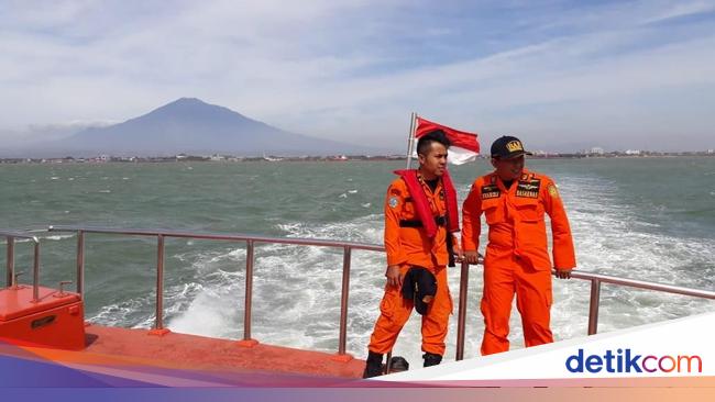 Tim SAR Bergerak Tolong Kapal Bunga Hati Terbalik di Indramayu