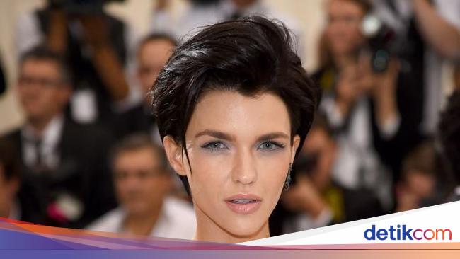 Foto Ruby Rose Model Cantik Yang 109 Tatonya Bikin Salah Fokus