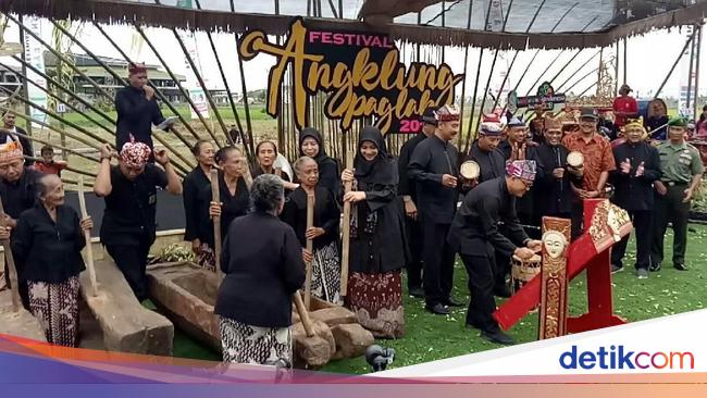 Festival Angklung Paglak, Suguhan Apik di Atas Menara Bambu