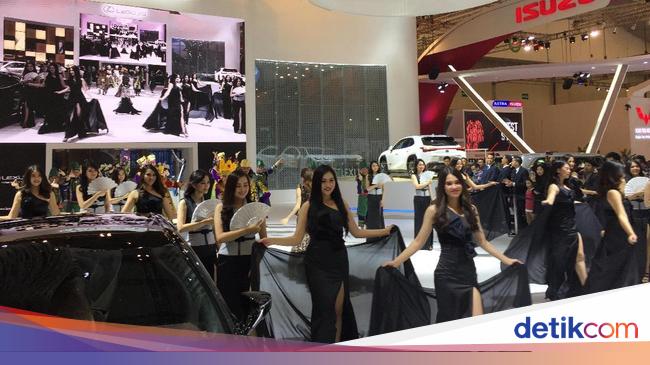 Jadi SPG Mobil Itu Susah! Nggak Asal Berdiri dan Dibayar