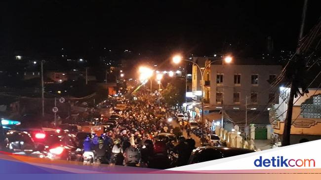 Penampakan Lalin di Ambon Macet Parah Akibat Panser Terguling