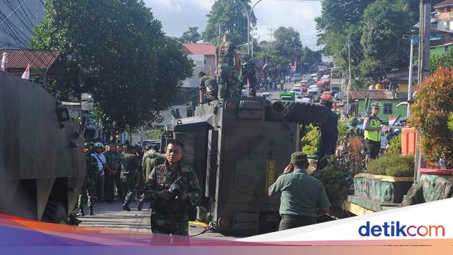 Panser Tarantula Terguling di Ambon, 2 TNI Luka-luka