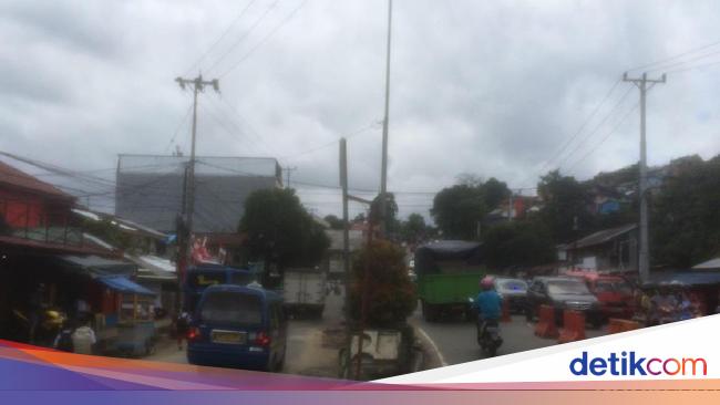 Panser Terguling di Jl Sudirman Ambon Sudah Dievakuasi