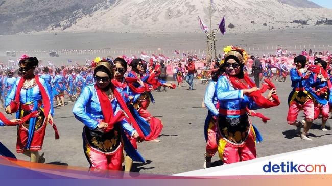 Tarian Khas Probolinggo Meriahkan Kibaran 2018 Bendera Merah Putih