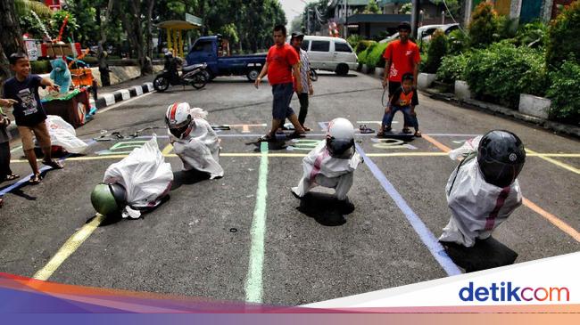 Serunya Lomba Balap Karung Pakai Helm