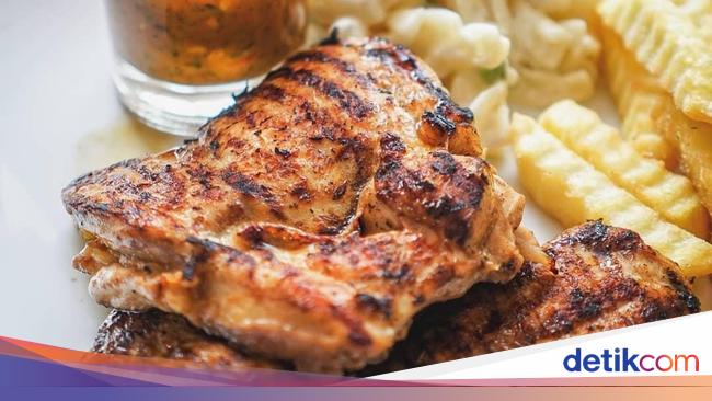 Nyamm! Ada 10 Chicken Steak Juicy dengan Kentang Goreng untuk Makan Siang