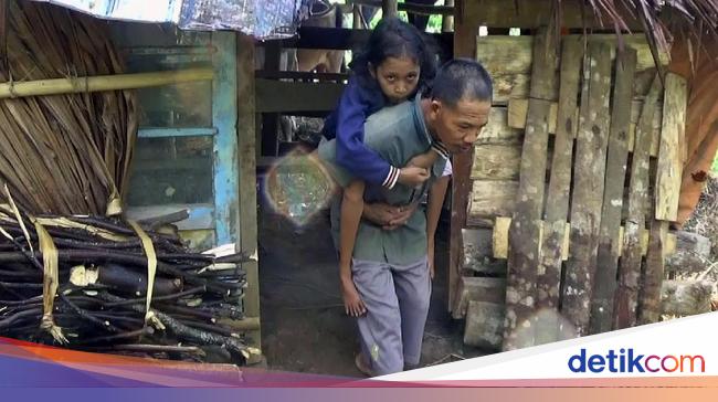 Keluarga Dasirin yang Hidup di Kandang Kerbau Akhirnya Dievakuasi Keluarga Dasirin yang Hidup di Kandang Kerbau Akhirnya Dievakuasi