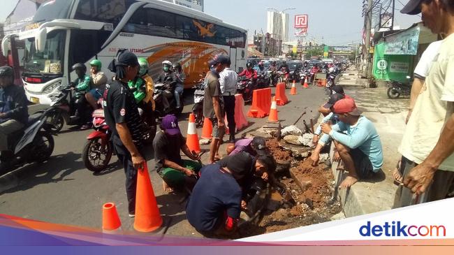 Pipa Ledeng Bocor, Arus Lalin Jalan Margonda Tersendat