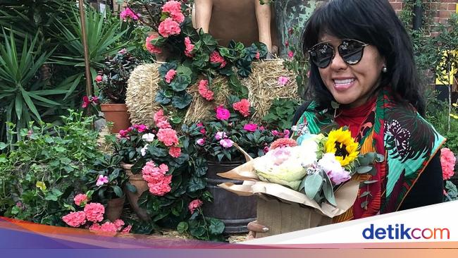 10 Potret Fifi Lety Adik Ahok yang Selalu Happy Saat Kulineran