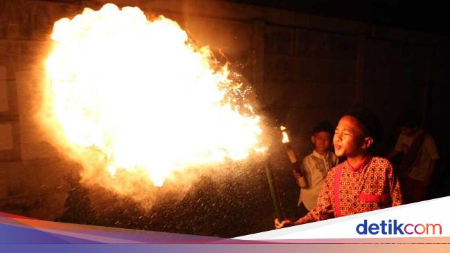 Atraksi Sembur Api Warnai Pawai Obor Tahun Baru Hijriah