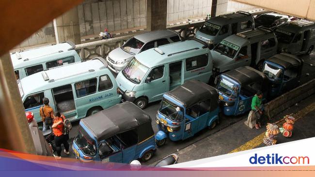 Angkot dan Bajaj Ngetem, Tanah Abang Macet Parah Angkot dan Bajaj Ngetem, Tanah Abang Macet Parah