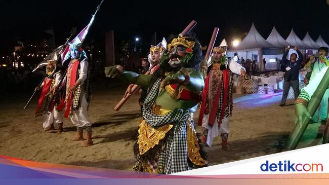 Foto: Buto Ijo Raksasa & Kemeriahan Festival Petitenget