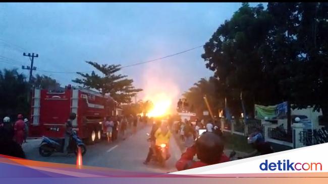 Foto: Semburan Api dari Pipa Gas Chevron di Riau