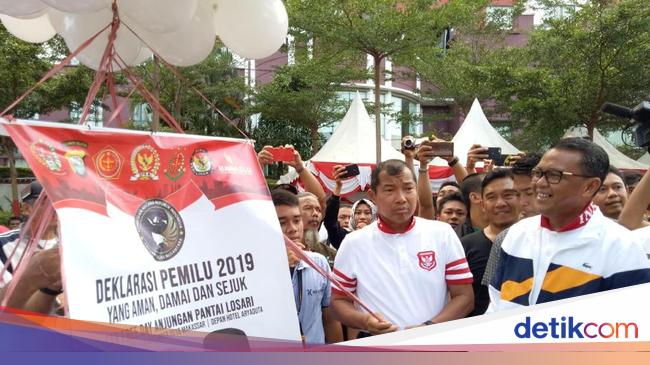 Spanduk Jokowi-Prabowo Pelukan Diterbangkan di Deklarasi Damai Spanduk Jokowi-Prabowo Pelukan Diterbangkan di Deklarasi Damai