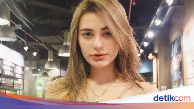 Pesona Nora Alexandra, Model Cantik yang Punya Bibir Seksi