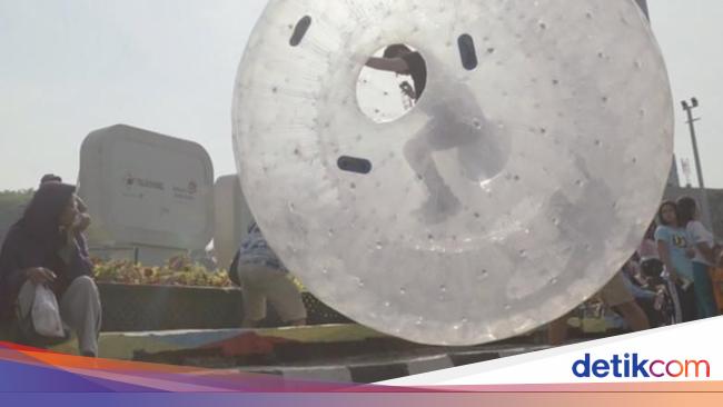 Wow, Bola Raksasa Menghantam Bundaran HI