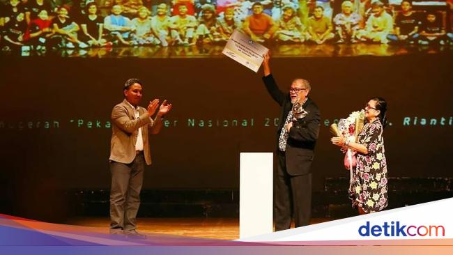 Nano Riantiarno Raih Anugerah Pekan Teater Nasional 2018