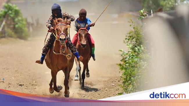Melihat Lincahnya Para Joki Cilik di Pacuan Kuda Bima