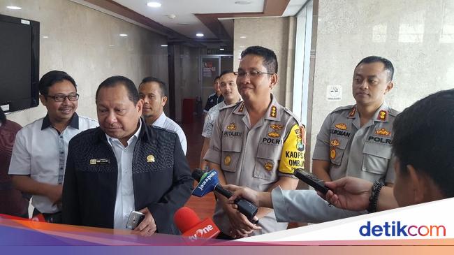 Polisi Cek Ruang Kerja Anggota DPR yang Mengarah Lapangan Tembak