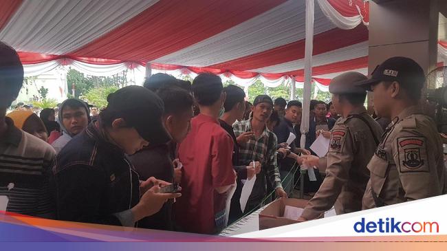 Dijanjikan e-KTP 2 Hari Jadi, Warga Serbu Kantor Pemprov Banten