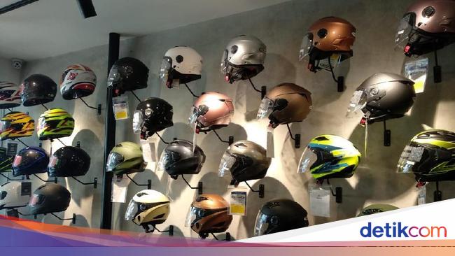 Virus Corona Bisa Menempel, Kamu Wajib Bawa Helm Sendiri Saat Naik Ojol