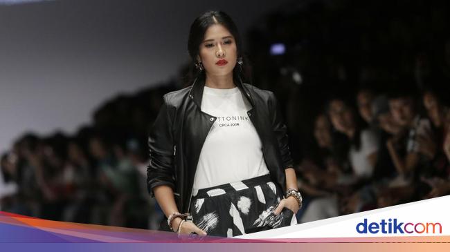 Cantiknya Dian Sastrowardoyo Pakai Bando Rp 3 Jutaan yang Kini Sold Out