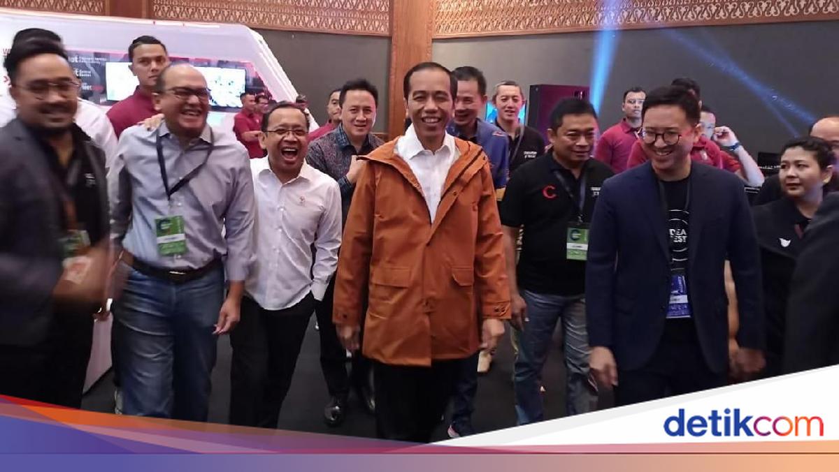 Cerita Bimo, Pemilik Ame Raincoat yang Jas Hujannya Dibeli Jokowi
