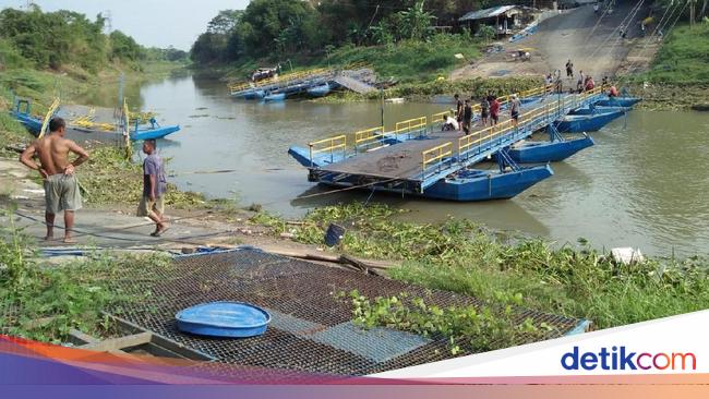 Diterjang Eceng Gondok, Jembatan Apung di Karawang Putus