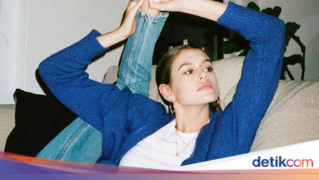 7 Artis Pose Angkat Kaki ke Atas yang Jadi Tren di Instagram