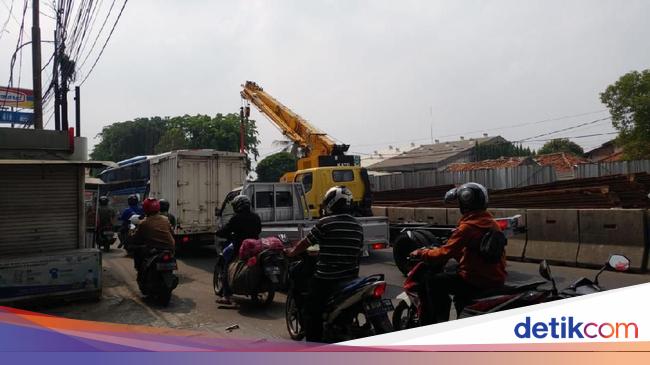 Macet dan Polusi Debu di Proyek Tol Layang Dalam Kota DKI