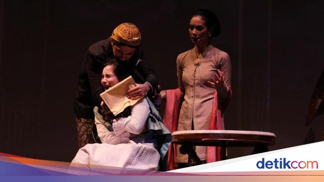 Nonton Teater di Rumah Aja, Ada Pertunjukan 'Bunga Penutup Abad'!