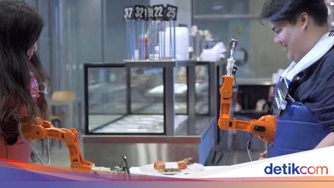 Canggih! Tangan Robot Ini Bisa Suapi Makanan Secara Otomatis