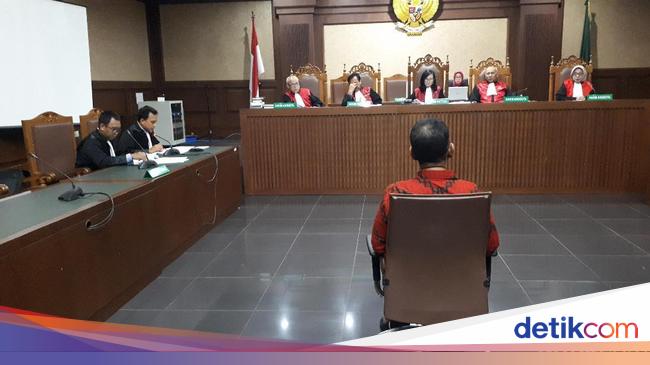Teuku Saiful didakwa Perantara Suap Rp 1 M untuk Irwandi Yusuf Teuku Saiful didakwa Perantara Suap Rp 1 M untuk Irwandi Yusuf