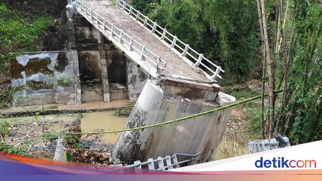 Jembatan di Bojonegoro Ini Ambruk Akibat Banjir Bandang