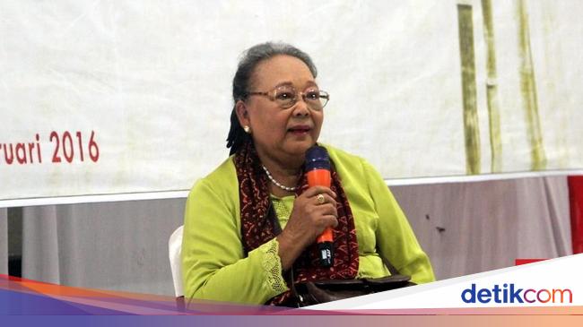 Nh Dini Sukses Tulis Karakter Perempuan Mandiri di Karya Sastra